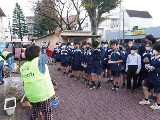 正門前の花植えをしました1 - 全体 - ブログ - 相模原市立清新中学校